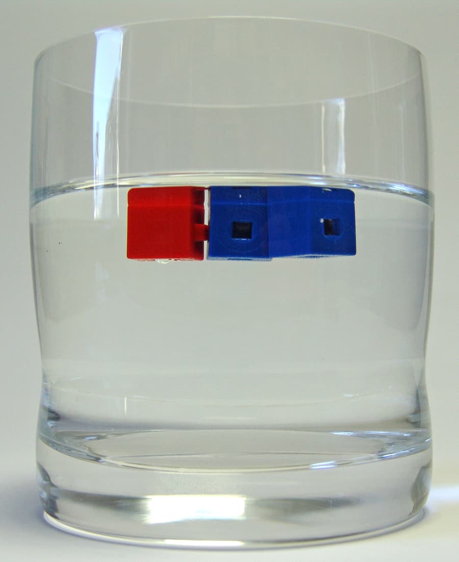 1 Hvorfor kan skibe flyde?